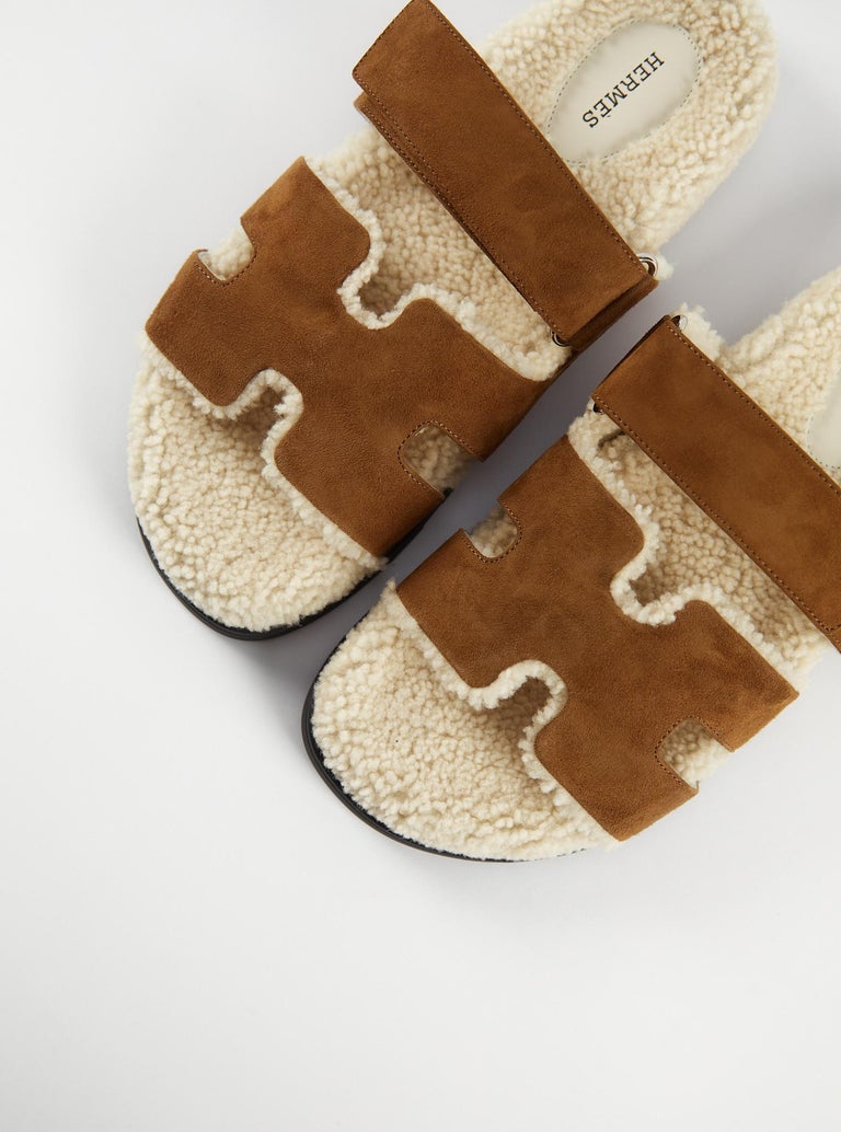 HERMÈS CHYPRE SANDAL Brun Fumé / Écru Woolskin - Men's Size 43 For Sale at 1stDibs