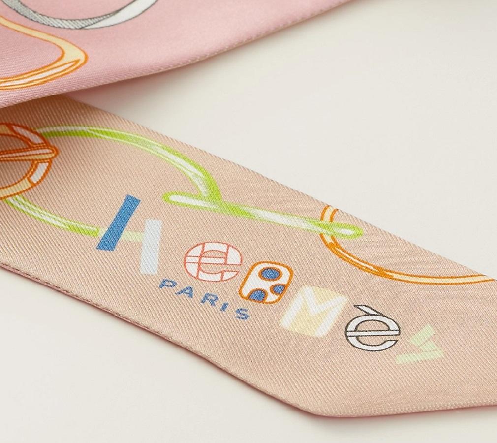 Hermes Do Re Boucles Twilly Rose Poudré / Bleu / Multicolore Silk For Sale at 1stDibs