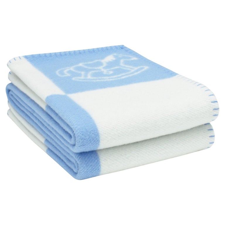 Herms Eisblaue Adada Avalon-Wolldeckendecke im Angebot bei 1stDibs