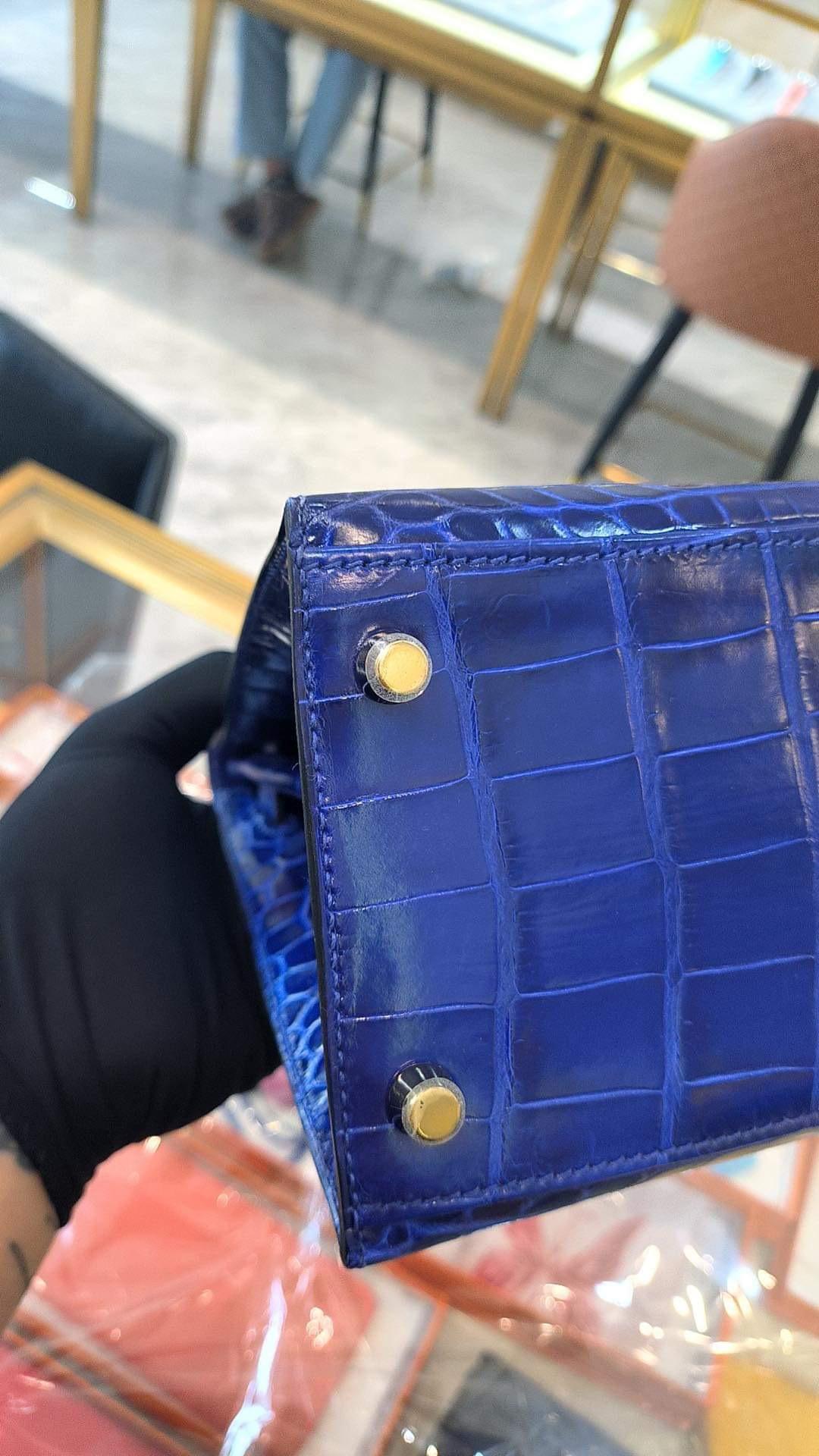 Hermès Kelly 28 Bleu Electrique Sellier Crocodile Niloticus Lisse GHW ...