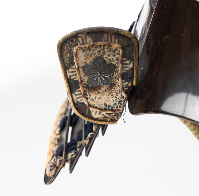 Hineno-zunari kabuto, head-shaped samurai helmet with hamaguri (clams ...