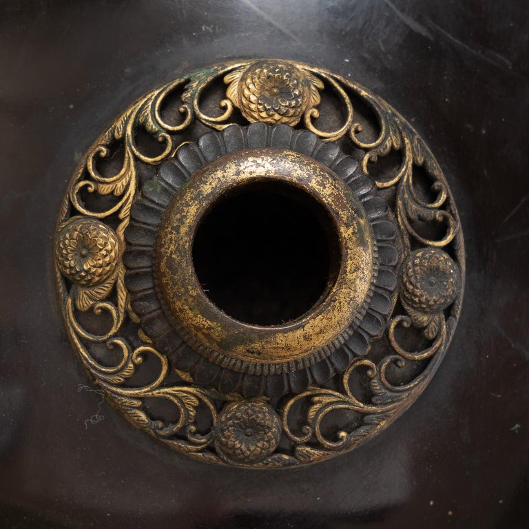 Hineno-zunari kabuto, head-shaped samurai helmet with hamaguri (clams ...