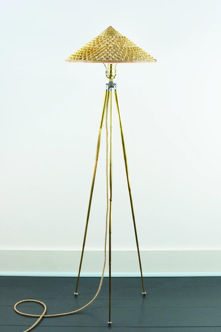 Dreibein-Lampe „Horst“ aus Messing mit gewebtem Grasschirm von ...