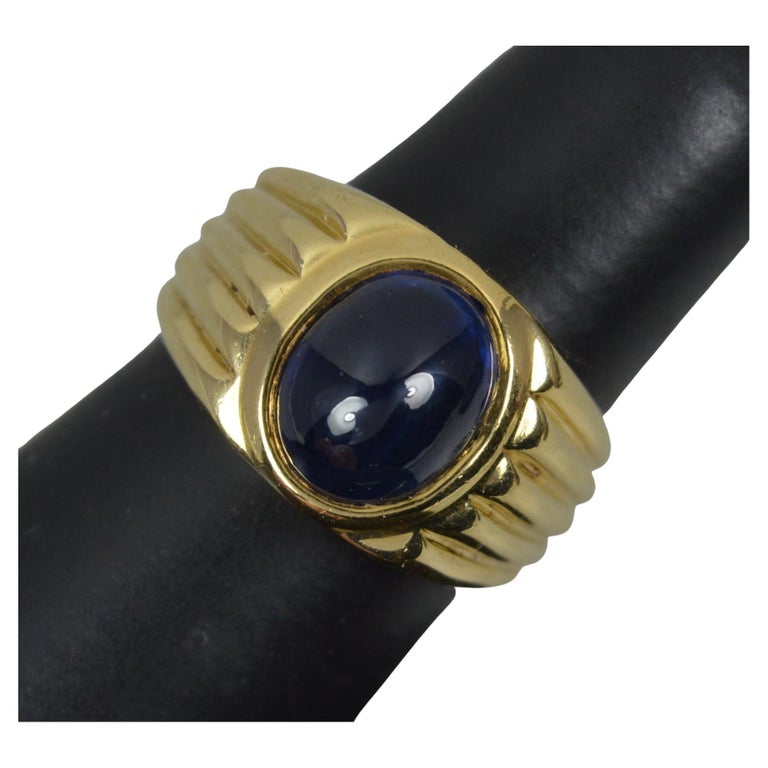 Großer und schwerer Solitär-Ring aus 18 Karat Gelbgold mit Saphir-Cabochon im Angebot bei 1stDibs