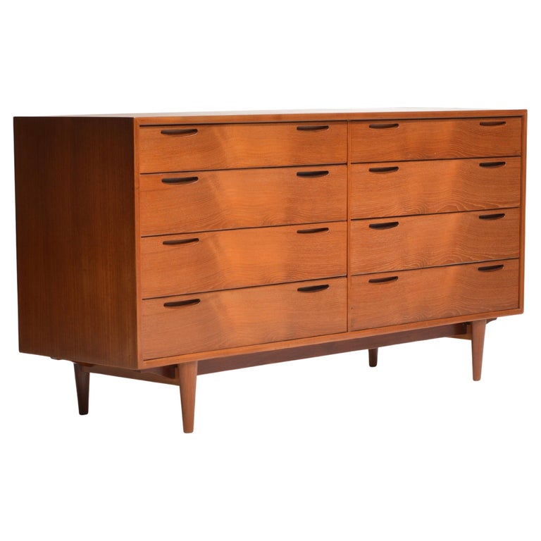 Commode longue à 8 tiroirs en teck d'Ib Kofod Larsen pour J. Clausen ...