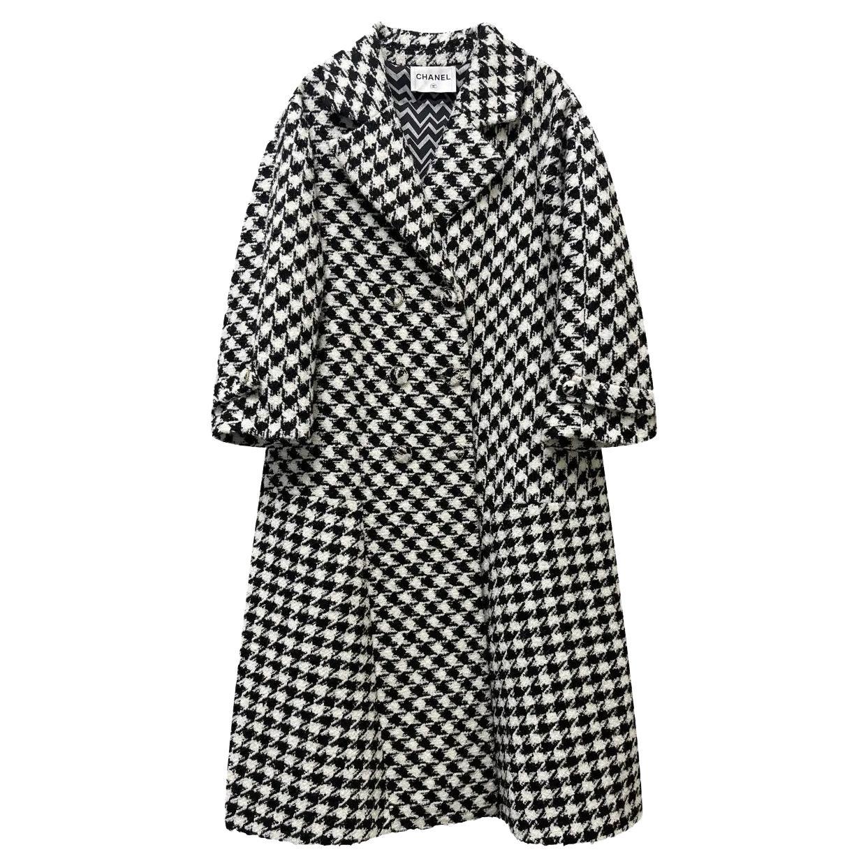 Iconic Chanel Houndstooth Print Wool Coat For Sale at 1stDibs | chanel ...