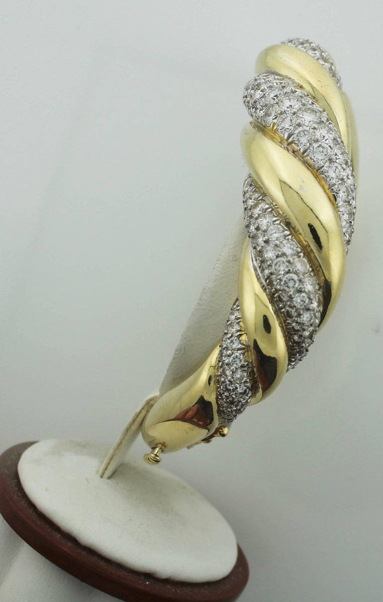 18 Karat Yellow Gold Diamond Bangle Bracelet For Sale at 1stDibs