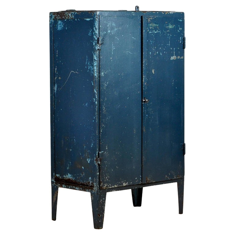 Industrieller Eisenschrank, 1960er-Jahre im Angebot bei 1stDibs