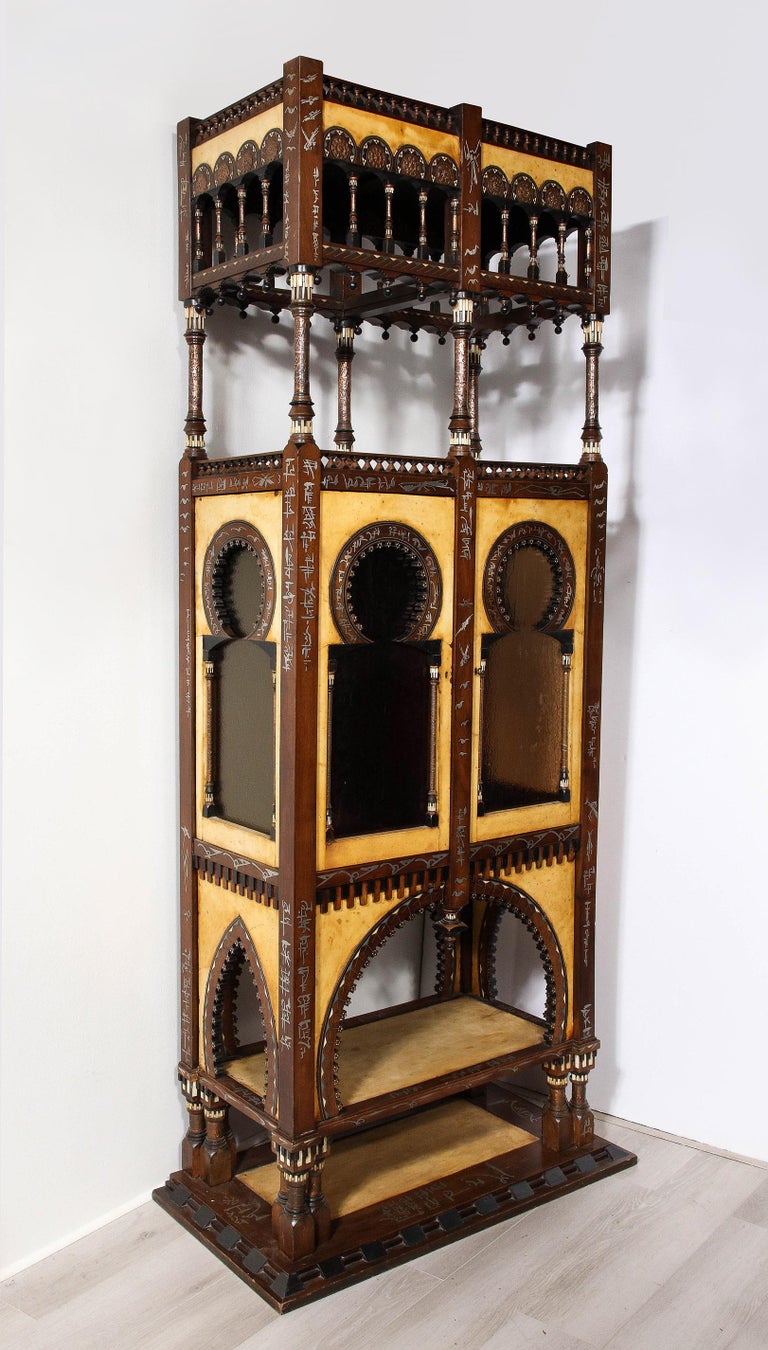 Schrank mit Intarsien aus Nussbaum und Pergament. von Carlo Bugatti im ...