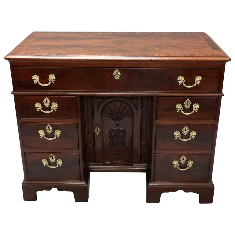 Irish Georgian Figured Mahogany Knee Hole Desk For Sale at 1stDibs