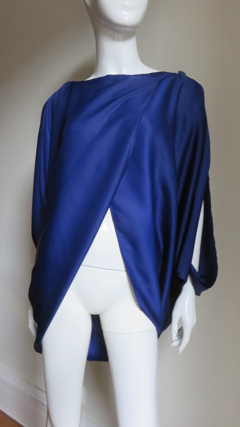 Offene Ärmel und Midriff Cape-Oberteil von Issey Miyake im Angebot bei ...