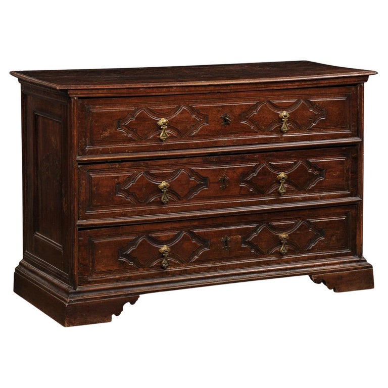 Commode baroque italienne du 17ème siècle en noyer à trois tiroirs avec ...