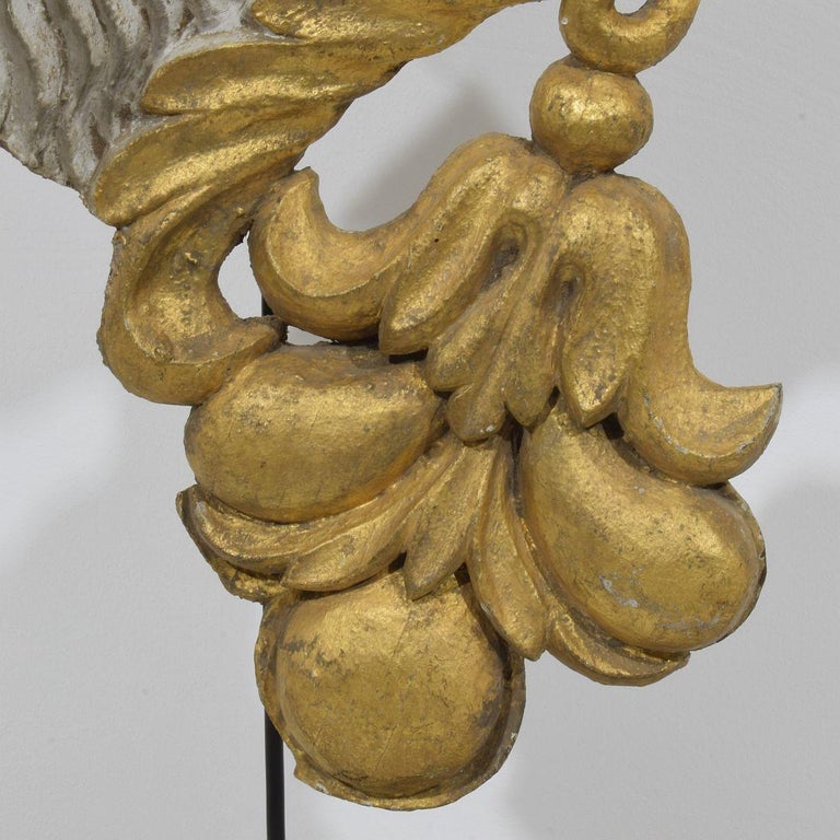 Italian 18th Century Carved Giltwood Baroque Eaglehead For Sale at 1stDibs