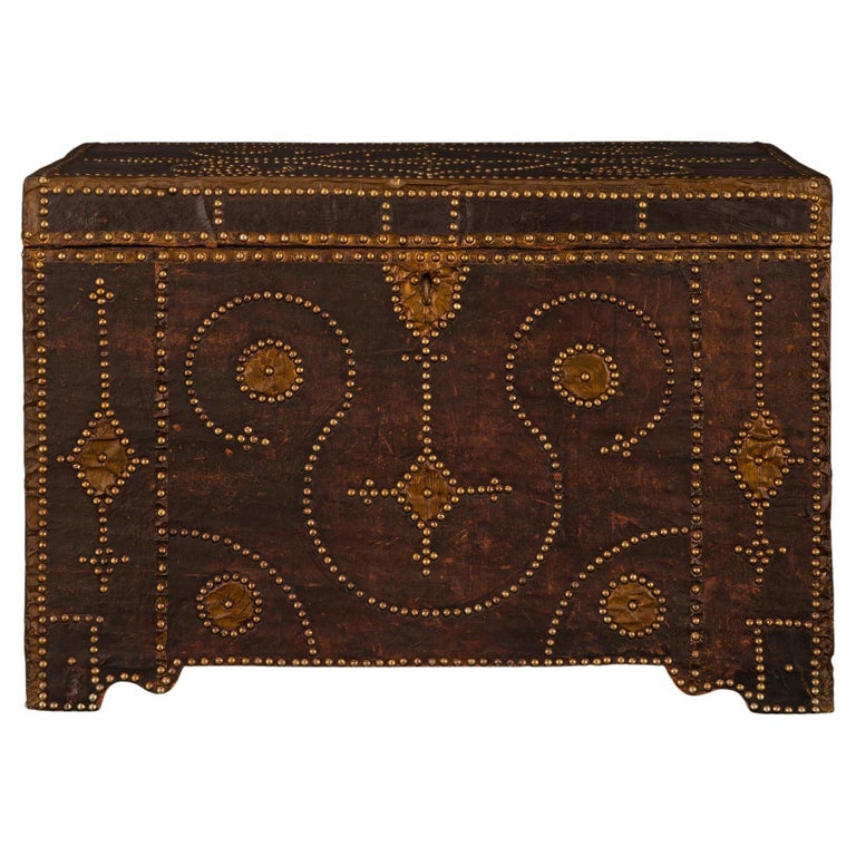 Italian 19th Century Renaissance St. Leather Trunk For Sale at 1stDibs