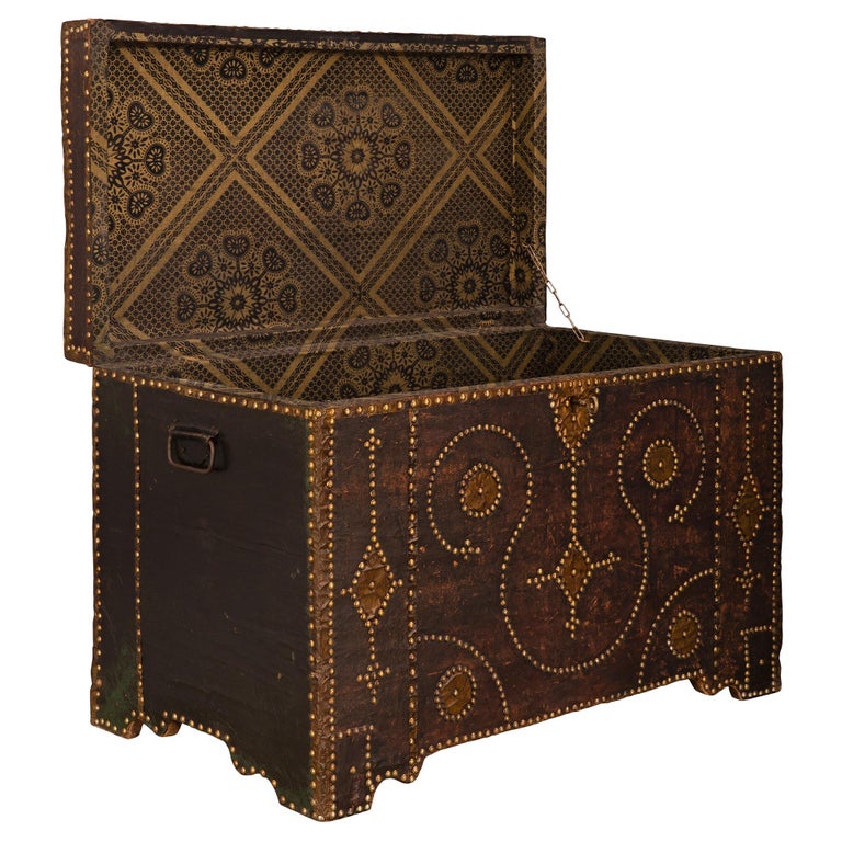 Italian 19th Century Renaissance St. Leather Trunk For Sale at 1stDibs