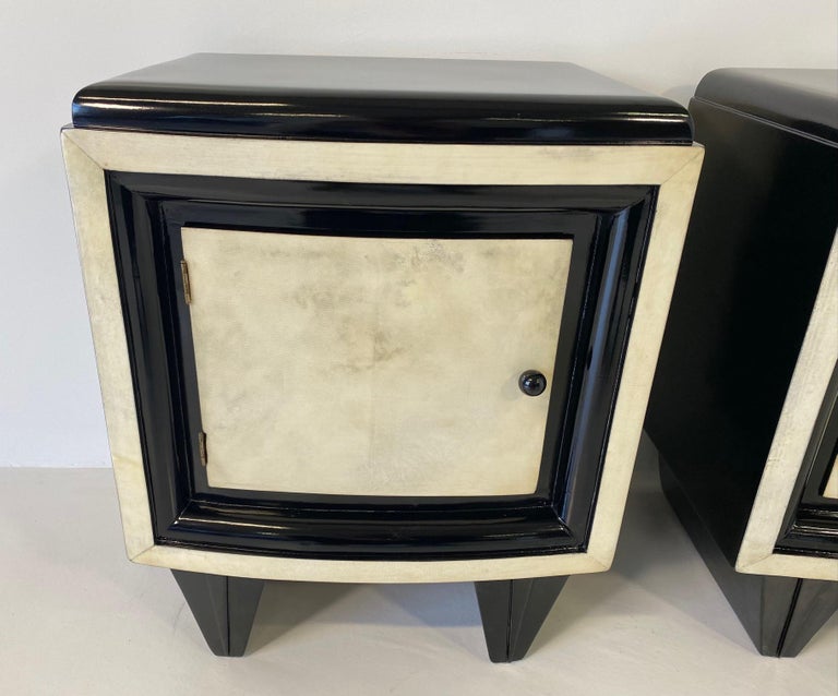 Italian Art Deco Pair of Parchment and Black Lacquer Nightstands, 1930s ...