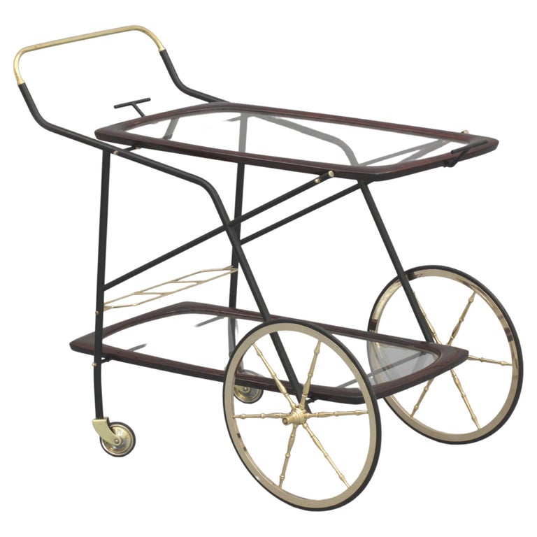 Tableau de bar italien avec plateau de service et porte-bouteilles ...