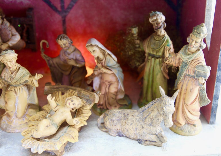Italian Christmas Nativity Scene with 10 Traditional Figures and Wooden ...