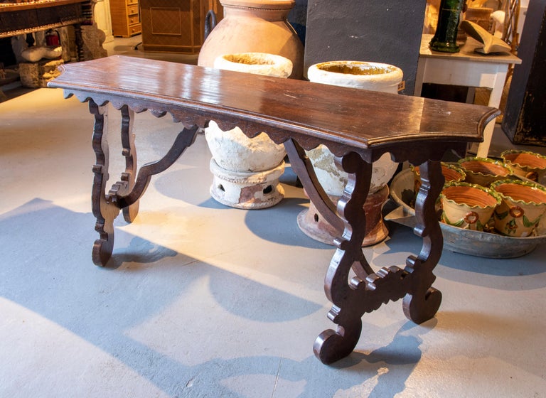 Table console murale italienne en noyer sculptée à la main En vente sur ...