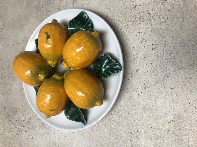 Italian Majolica Lemon Plate at 1stDibs | the lemon is on the plate in ...