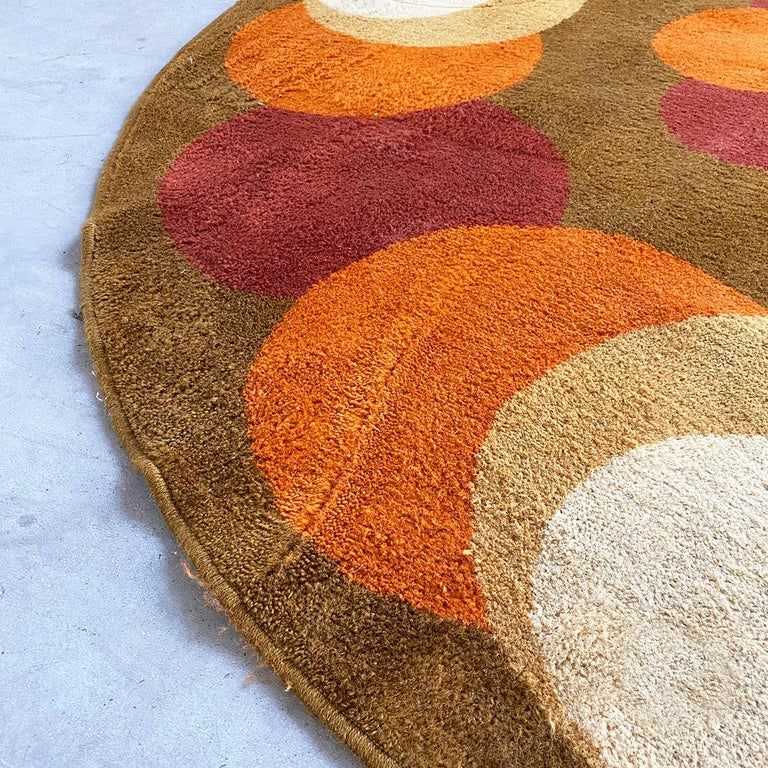 Italian Mid-Century Modern Round Short-Pile Carpet with Circular Motifs ...