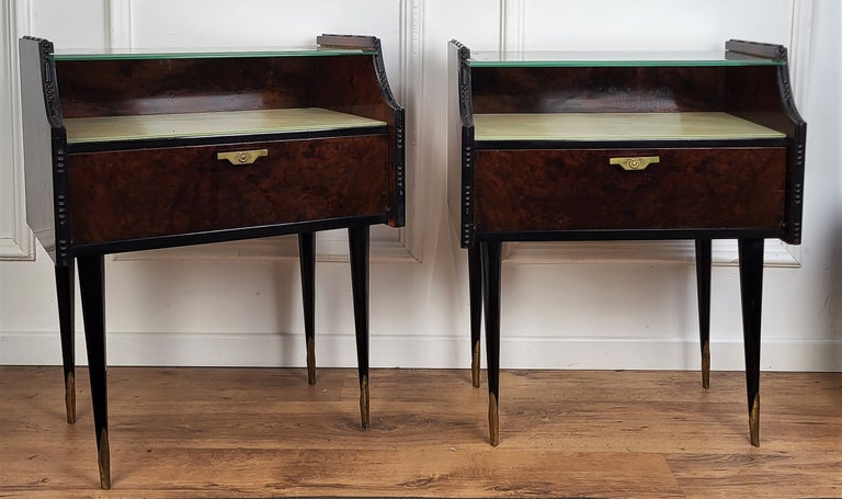 Italienische Art-Déco-Nachttische aus Holz, Messing und Glas, Mitte des Jahrhunderts im Angebot ...