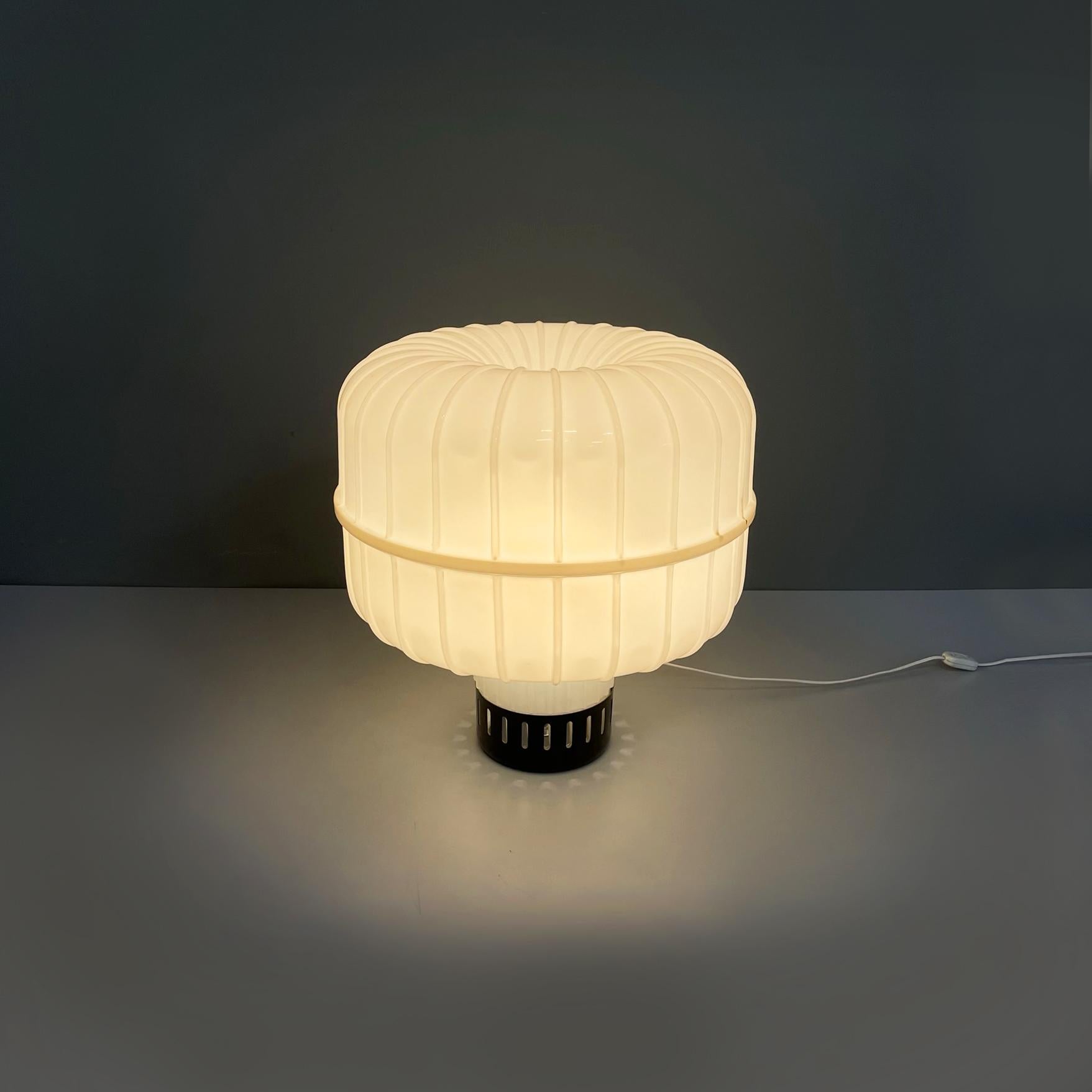 Italian Modern Round Table Lamp in White Plastic and Black Metal, 1970s ...