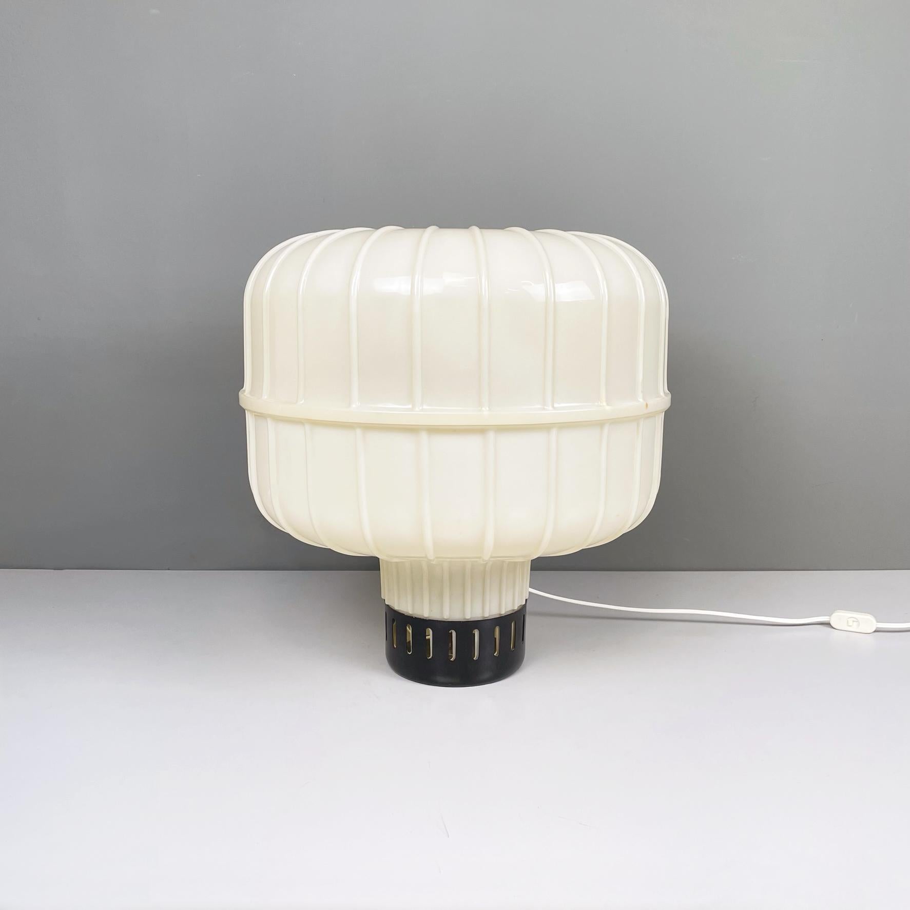 Italian Modern Round Table Lamp in White Plastic and Black Metal, 1970s ...