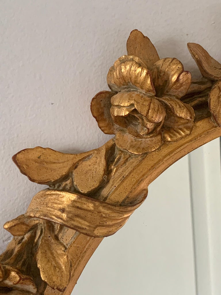 Italian Rococo Carved Giltwood Round Mirror For Sale at 1stDibs