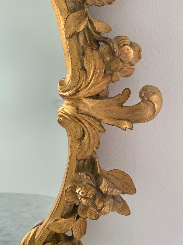 Italian Rococo Carved Giltwood Round Mirror For Sale at 1stDibs