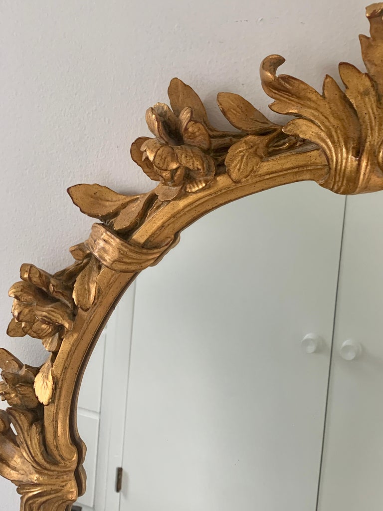 Italian Rococo Carved Giltwood Round Mirror For Sale at 1stDibs
