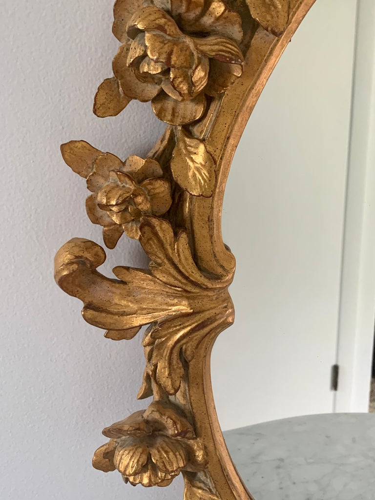 Italian Rococo Carved Giltwood Round Mirror For Sale at 1stDibs