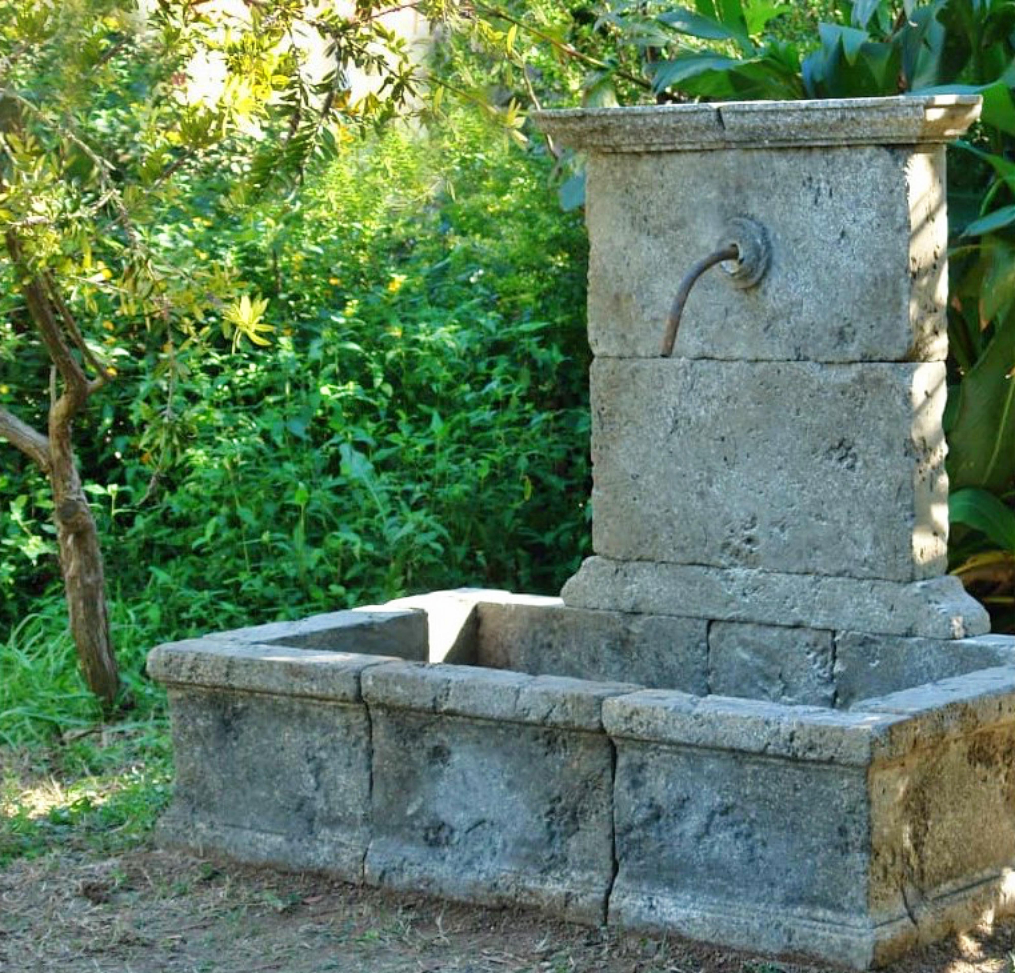 ITALIAN STONE FOUNTAIN WITH WASHBASIN 20th Century For Sale at 1stDibs