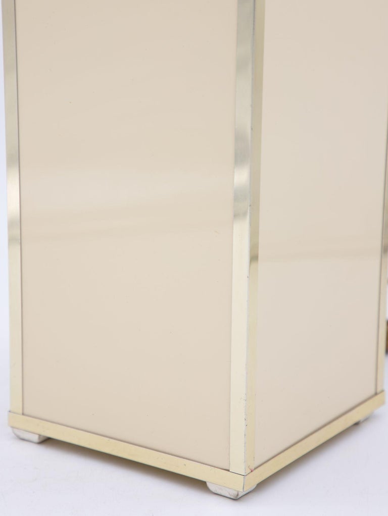 Ivory Colored Glass Table Lamp, 20th century For Sale at 1stDibs