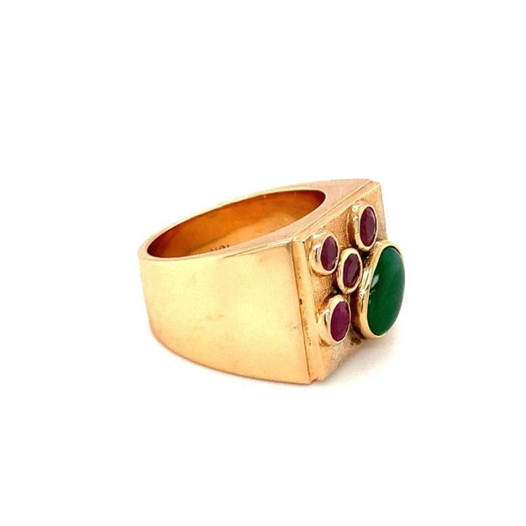 Jade and Ruby 18K Yellow Gold Ring, circa 1940s For Sale at 1stDibs