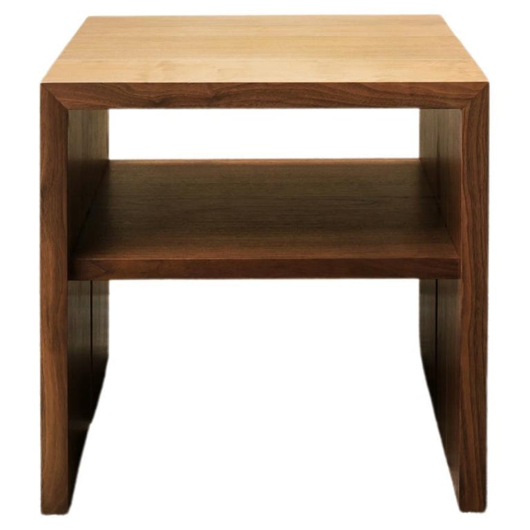 Table d'appoint James en noyer par Lynnea Jean En vente sur 1stDibs