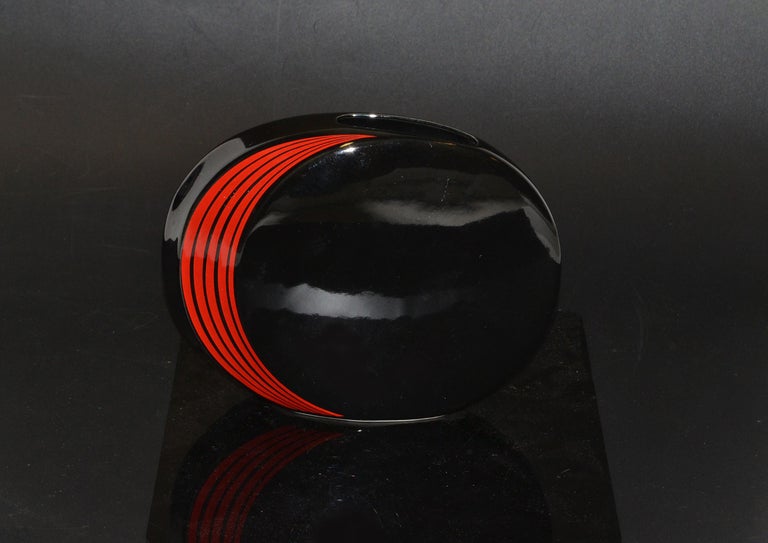 Japan Ceramic Black and Red Round Flat Vase Mid-Century Modern For Sale ...