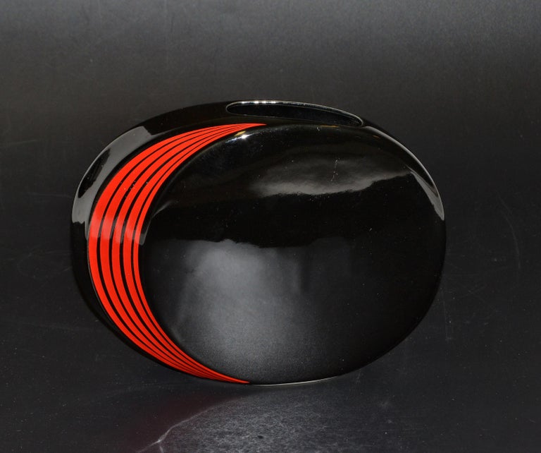 Japan Ceramic Black and Red Round Flat Vase Mid-Century Modern For Sale ...