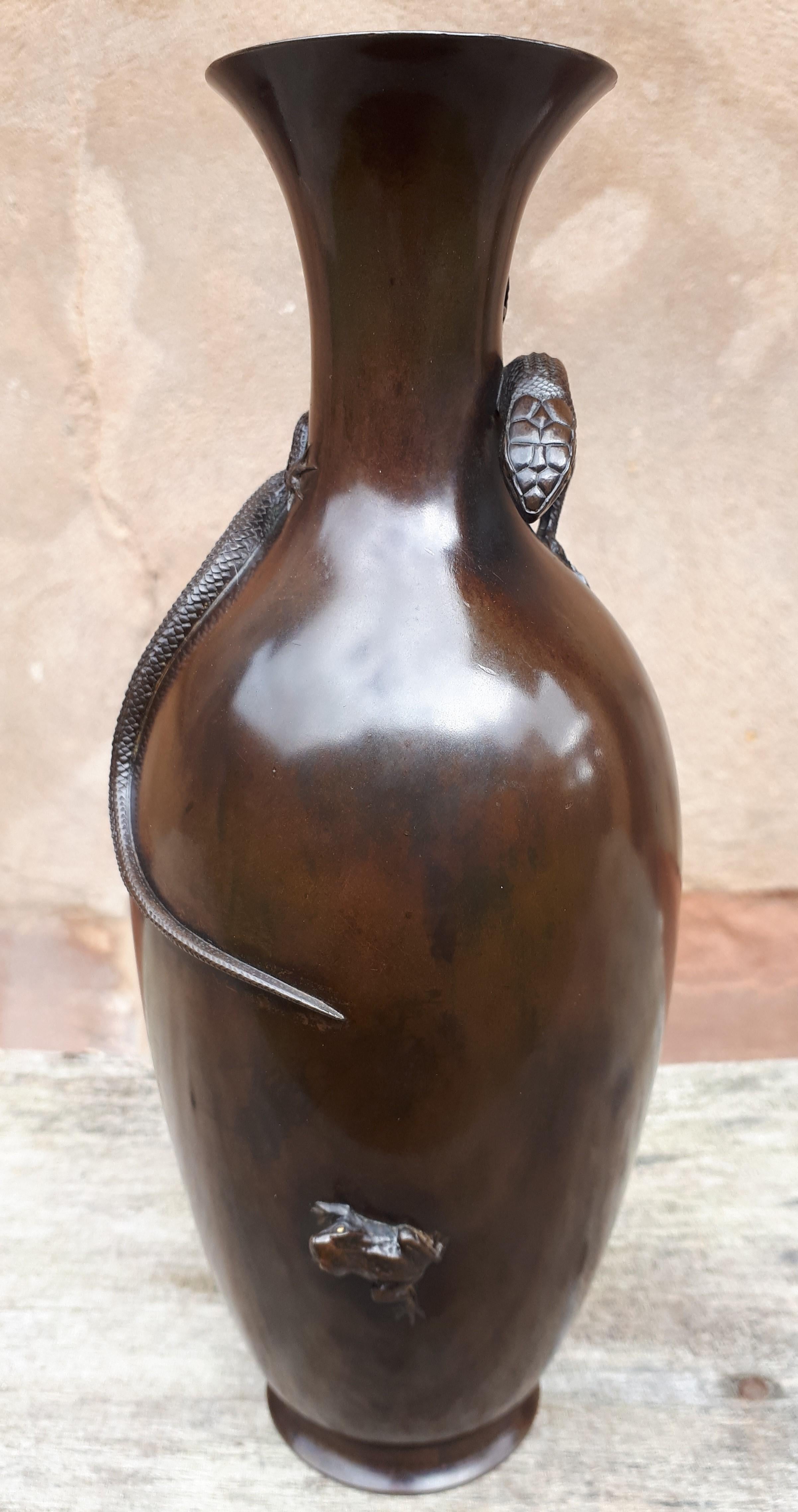 Japanese bronze vase, by Akichika, with dragonfly seal, Japan Meiji era For Sale at 1stDibs