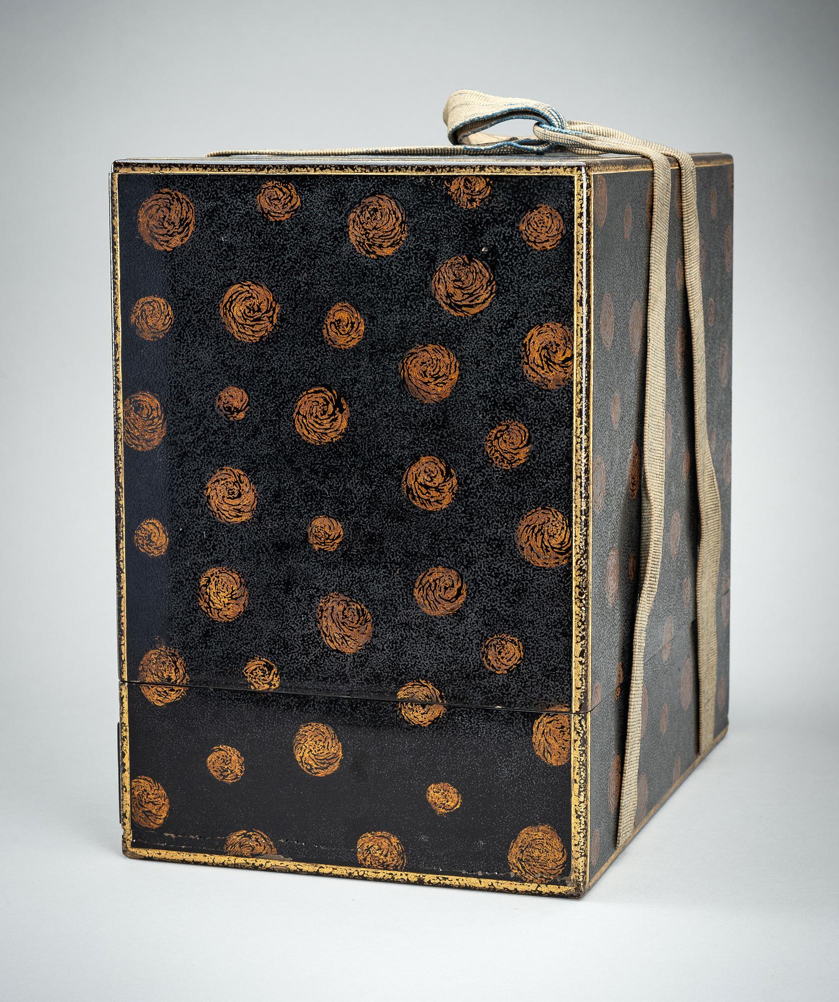 Japanese eggshell lacquer jûbako 重箱 (food container) with lacquer ...