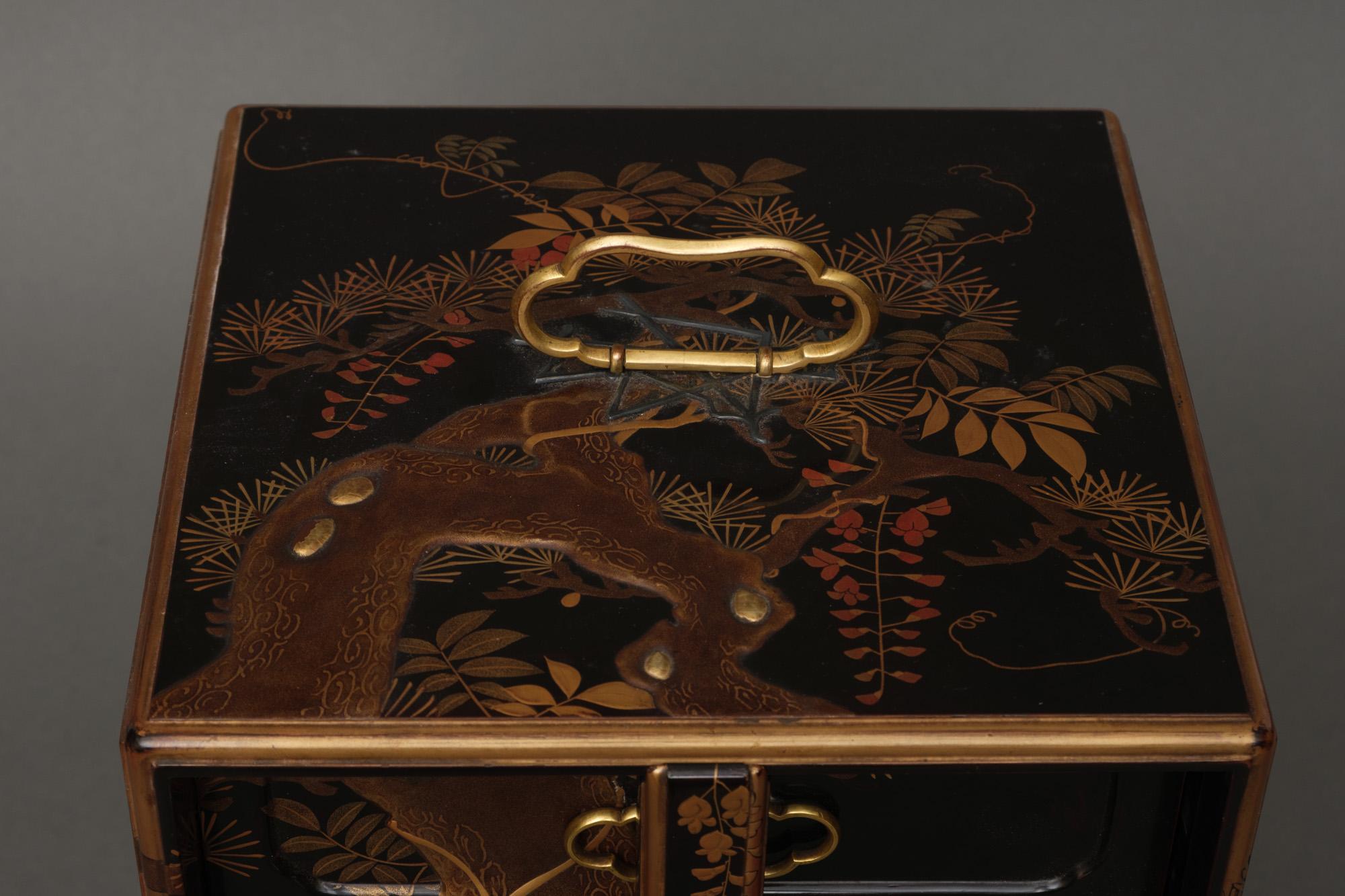 Japanese lacquer portable jûbako 重箱 (tiered box) with continuous ...