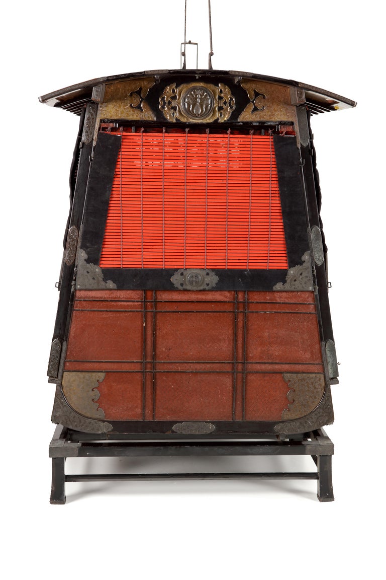 Palanquin japonais grandeur nature, période Edo, laque rouge et noire ...