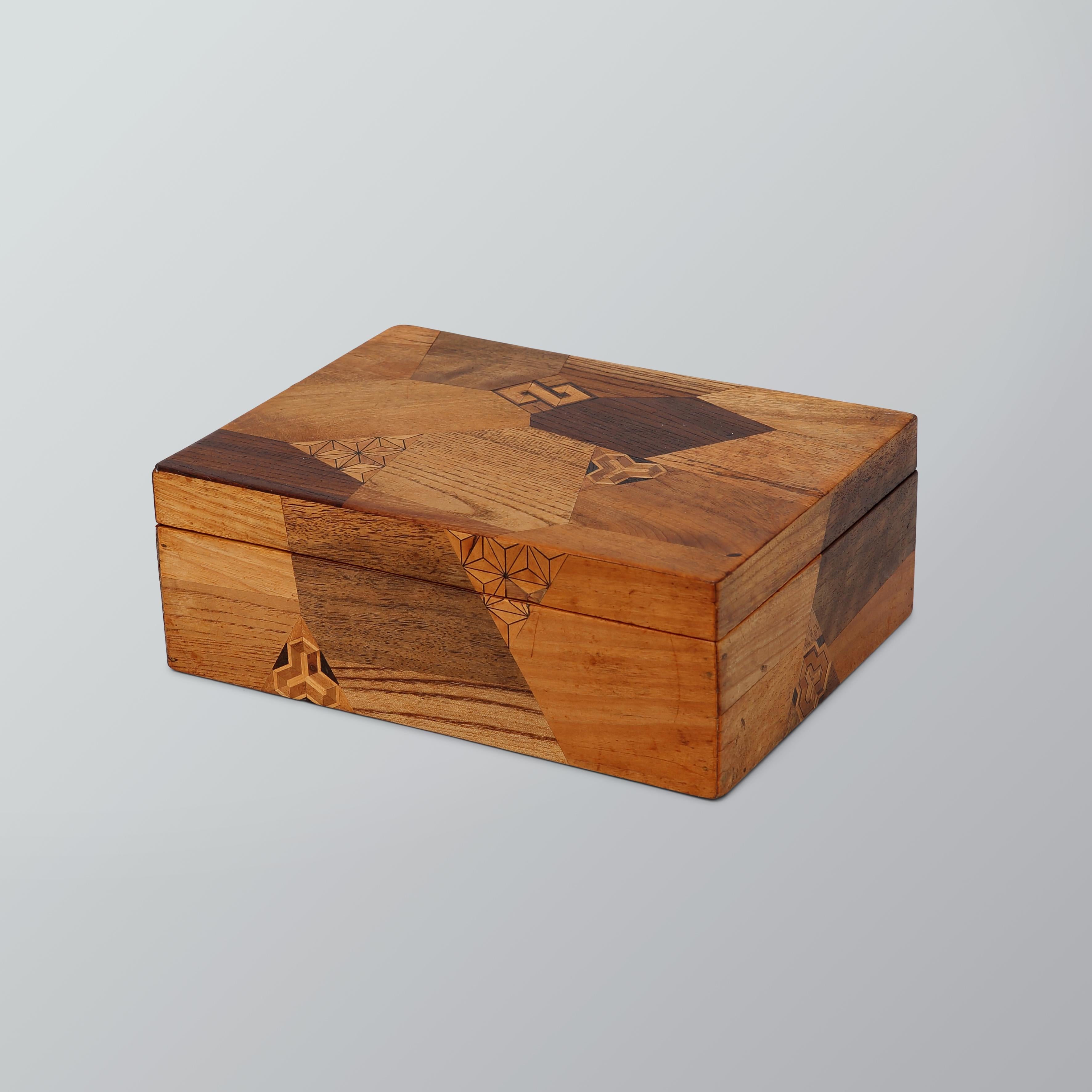 Japanese wooden box with inlay marquetry (Meiji 1868-1912) by HAKONE ...