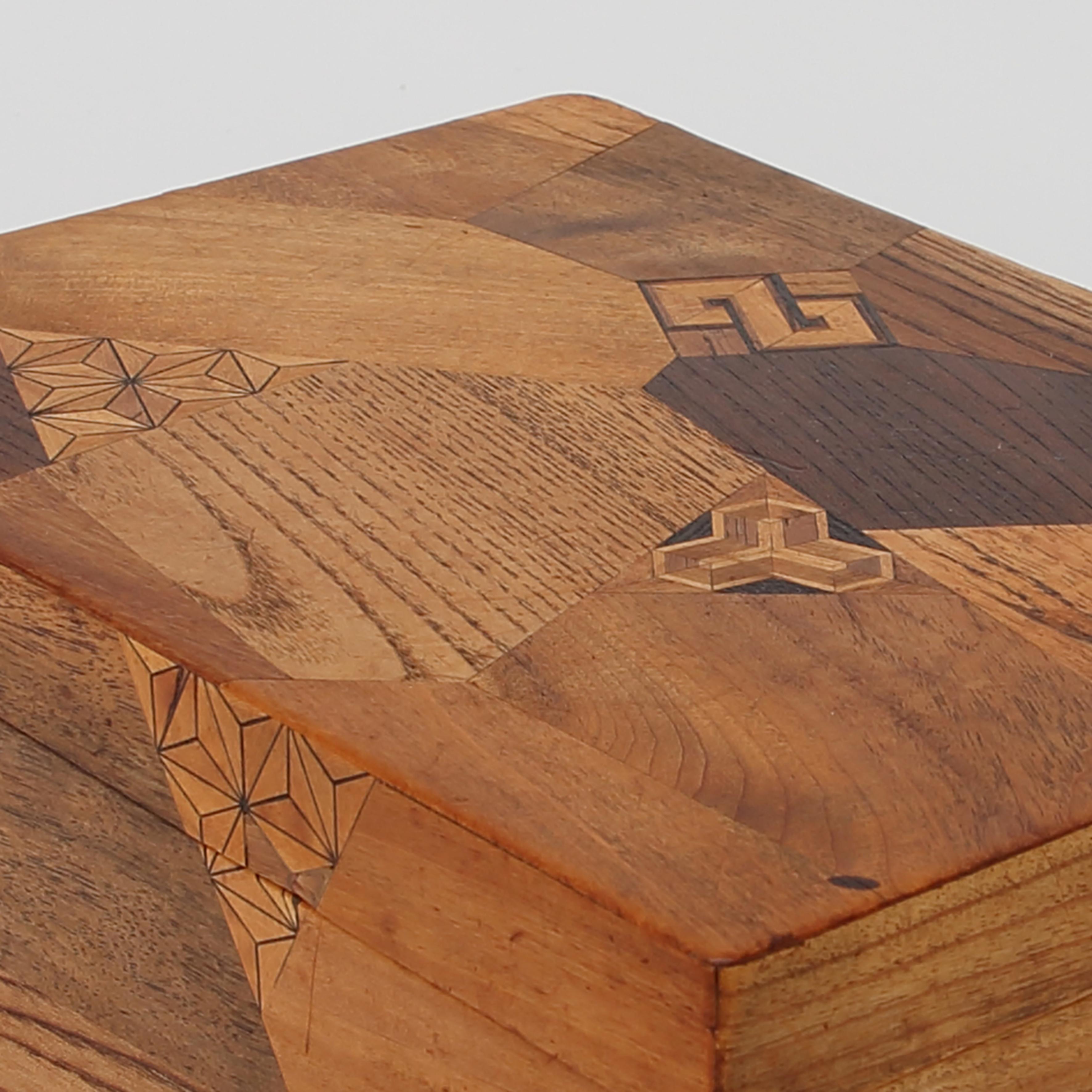 Japanese wooden box with inlay marquetry (Meiji 1868-1912) by HAKONE ...
