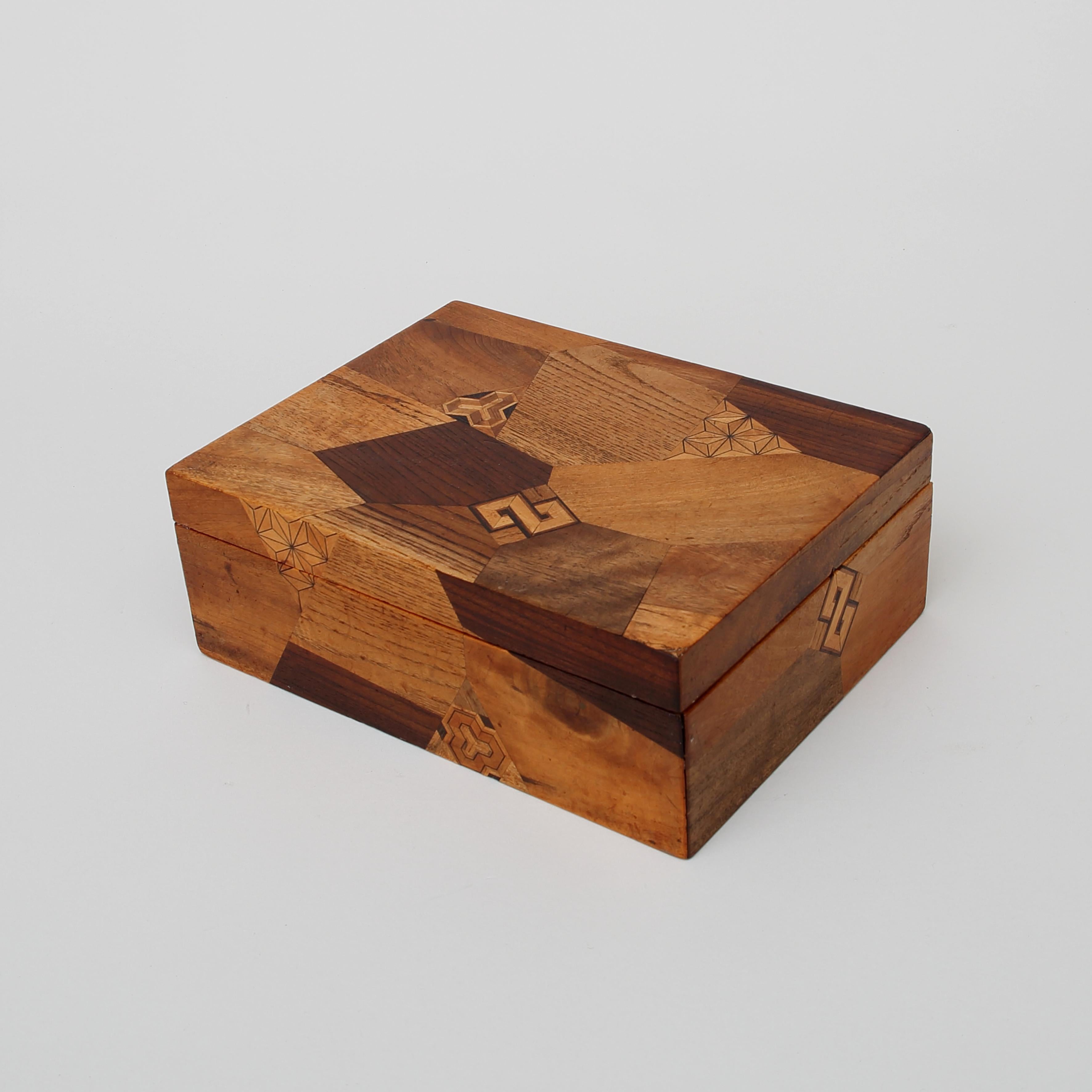 Japanese wooden box with inlay marquetry (Meiji 1868-1912) by HAKONE ...