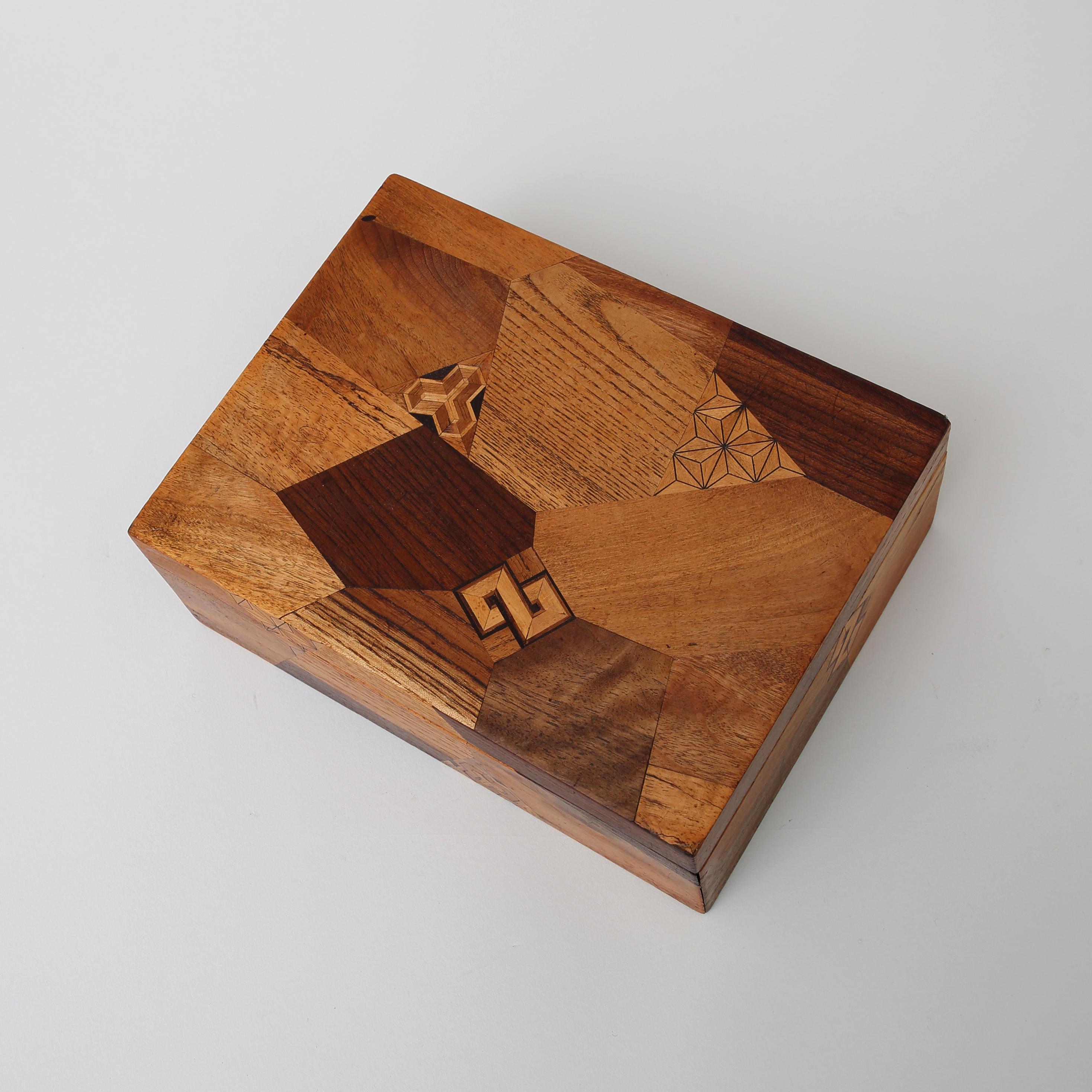 Japanese wooden box with inlay marquetry (Meiji 1868-1912) by HAKONE ...