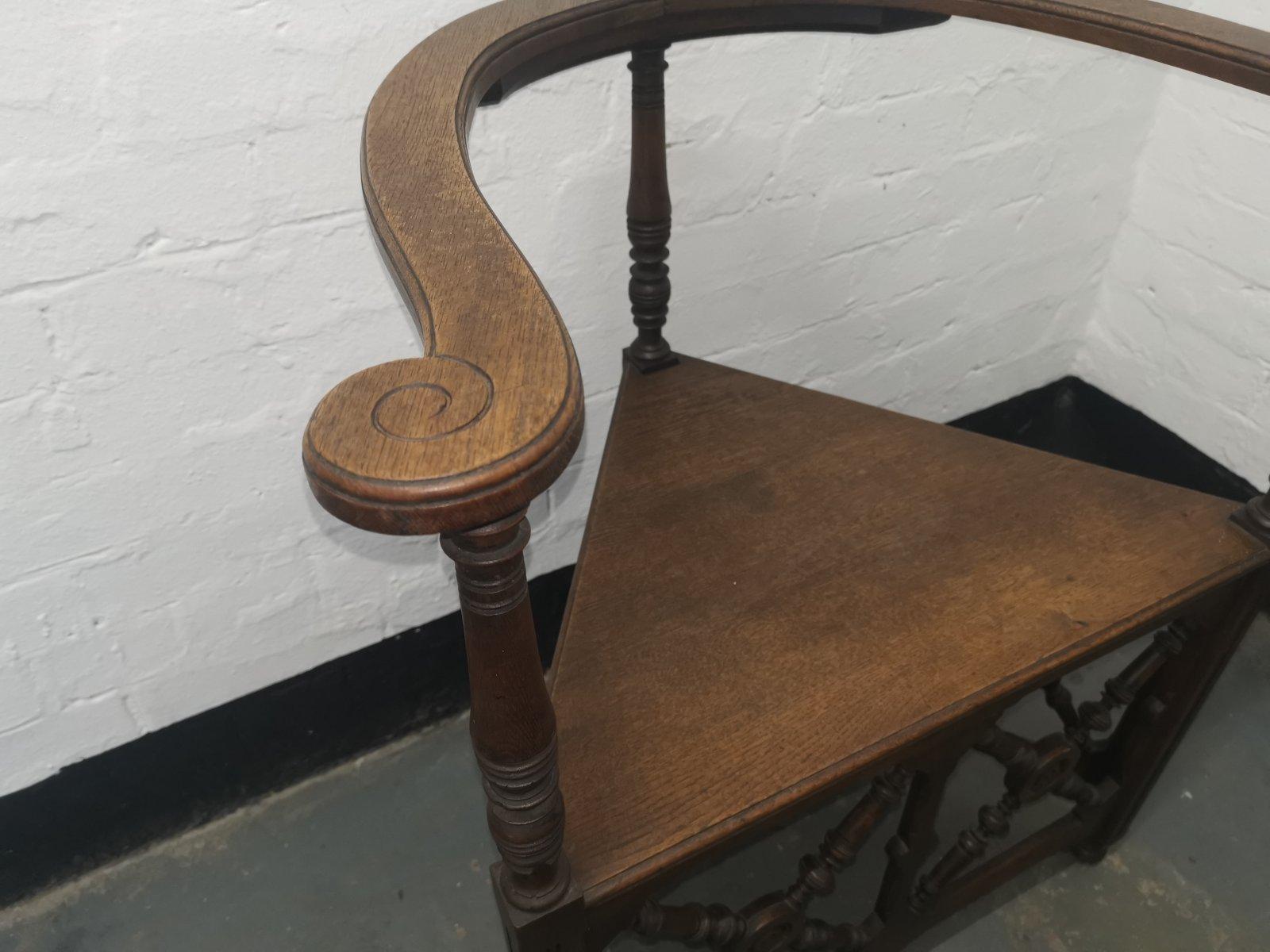 Jas Shoolbred, un sillón esquinero de roble del Aesthetic Movement con ...