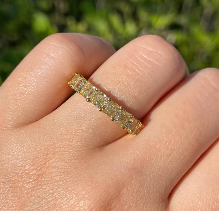 Jay Feder 18k Yellow Gold Yellow Cushion Diamond 9Stone Wedding Anniversary Band For Sale at 1stDibs