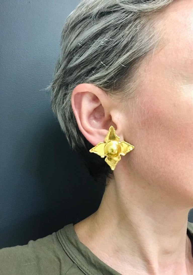Jean Mahie 22k Gold Earrings Starry Design For Sale at 1stDibs