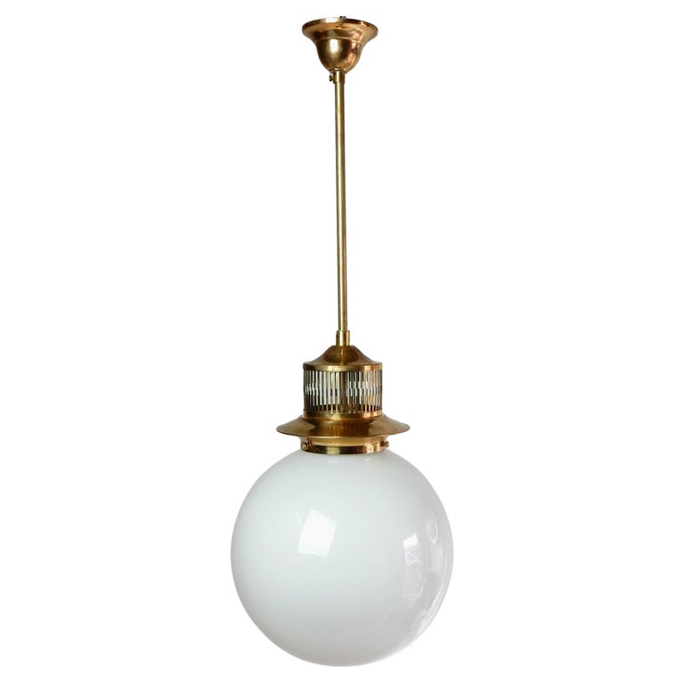 Lampe pendante en laiton et verre au lait de style Jean Perzel En vente ...